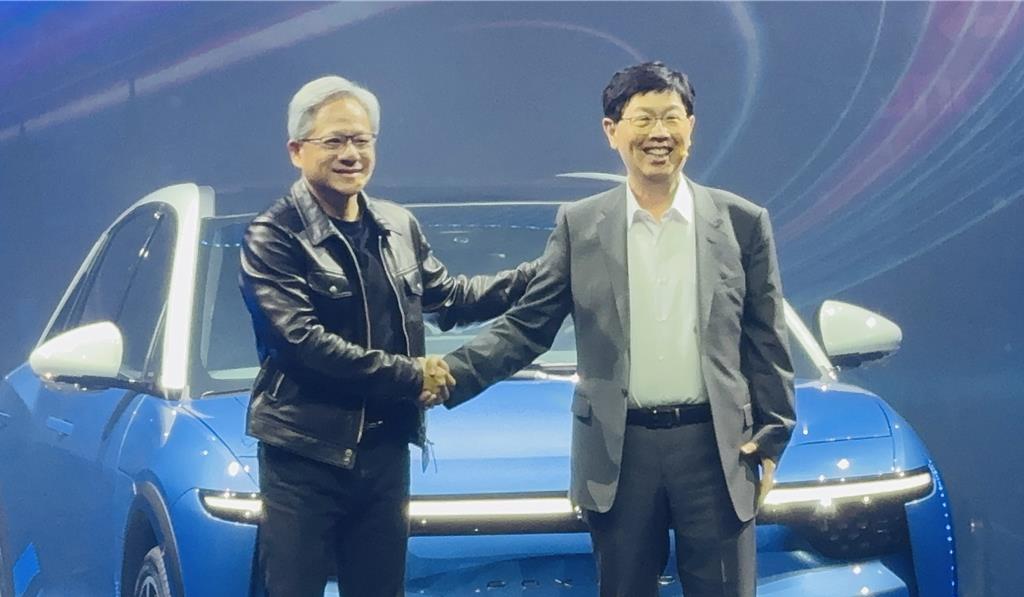 黃仁勳站台 搭乘鴻海電動車Model B出席科技日 - 產業 - 工商時報