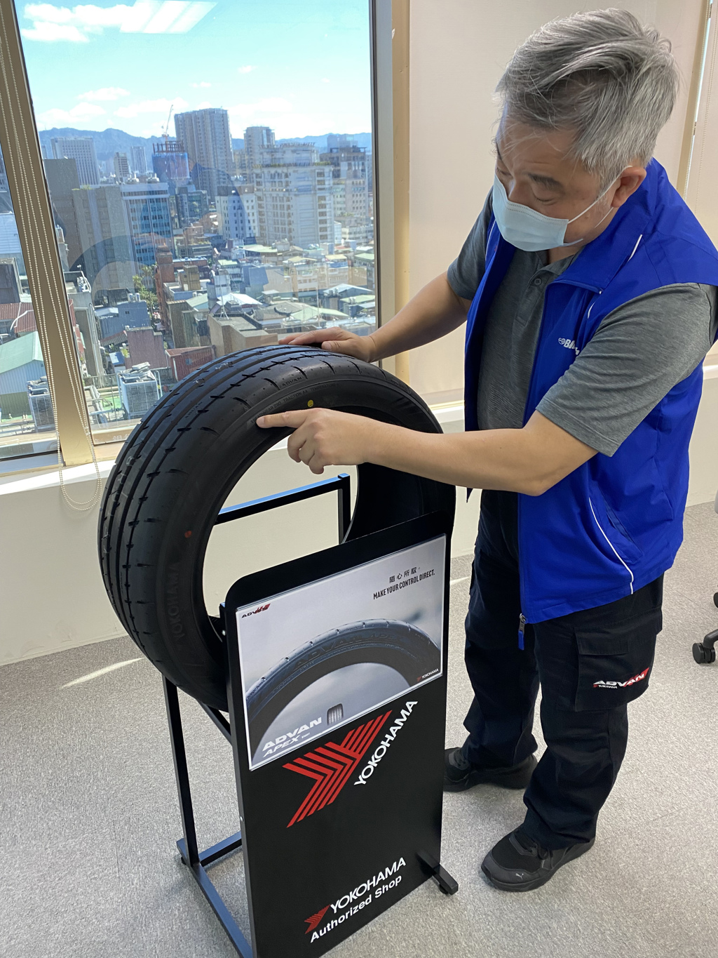 操控掛帥 橫濱ADVAN APEX V601輪胎 - 商情 - 工商時報