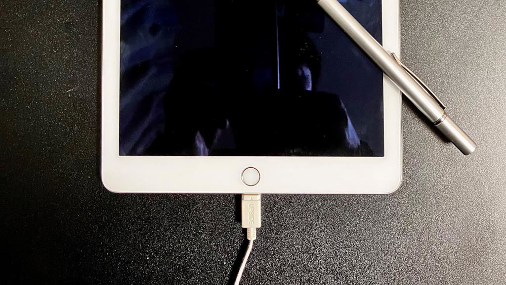 iPad充電起火「沒用原廠線」找客服結果曝 網：賺爛了 - 生活 - 工商時報