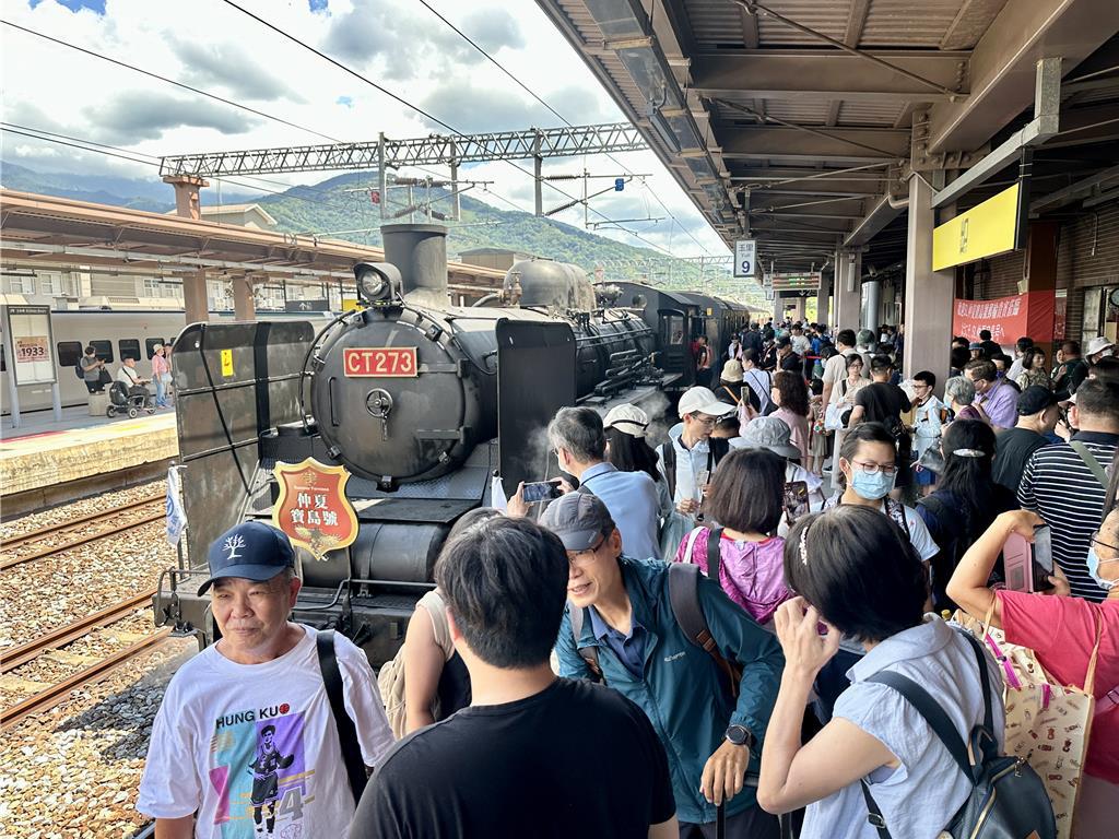 「蒸機女王」領頭仲夏寶島號玉里啟程 鐵道迷擠爆月台爭相搶看 - 生活 - 工商時報