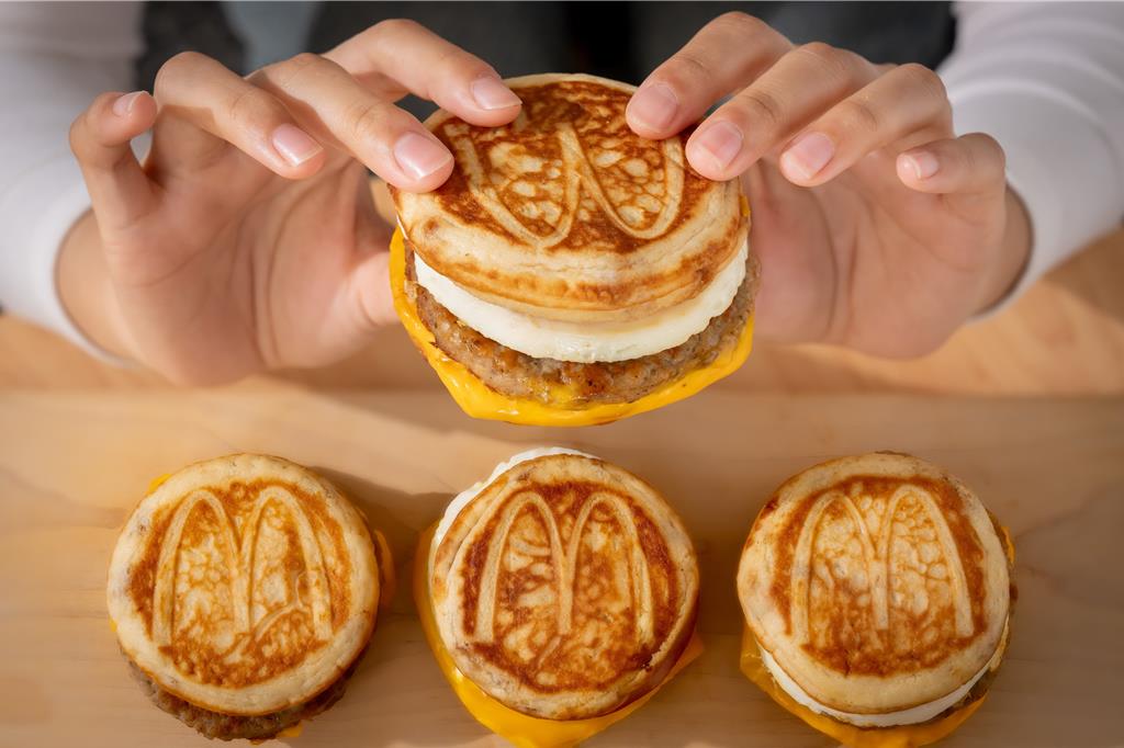 眺早就去「鬆」一下！麥當勞明星級早餐McGriddles厚鬆餅堡系列11／13開賣 - 生活 - 工商時報