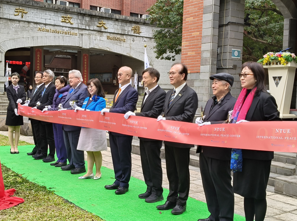 國北教大攜手國際扶輪3481地區成立「國際和平中心」 2 ／19國際和平大使簡文秀獻唱敲響和平鐘 - 商情 - 工商時報