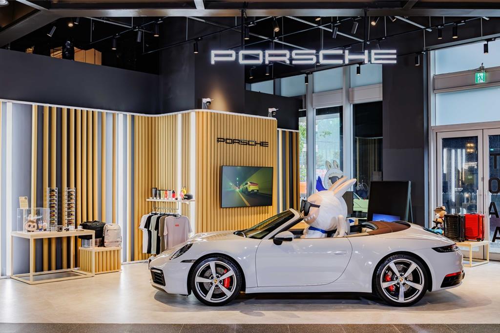 吸引新世代！Porsche NOW全新概念店開幕 找Labubu站台 - 產業 - 工商時報