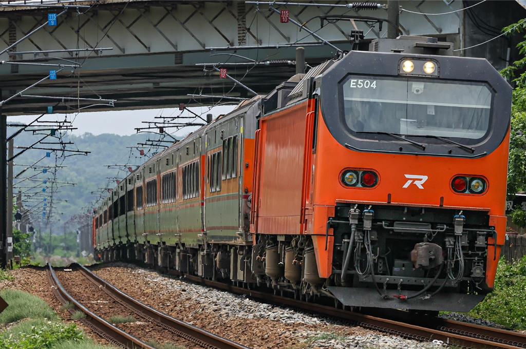 台鐵E500新電力機車 5月起陸續投入城際及觀光列車營運 - 要聞 - 工商時報